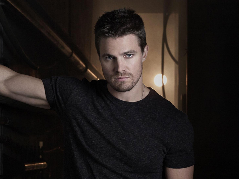 Stephen Amell's Outfits and Style Guide | Famous Outfits